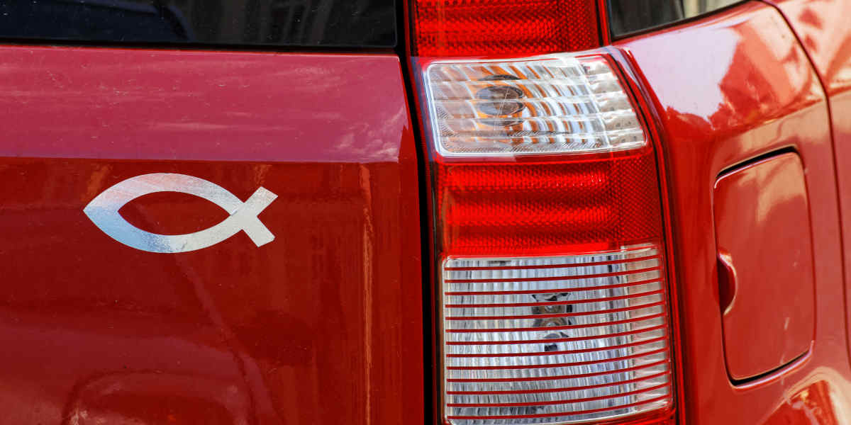 Fisch-Aufkleber auf dem Auto: Was steckt dahinter? - MeinAuto.de